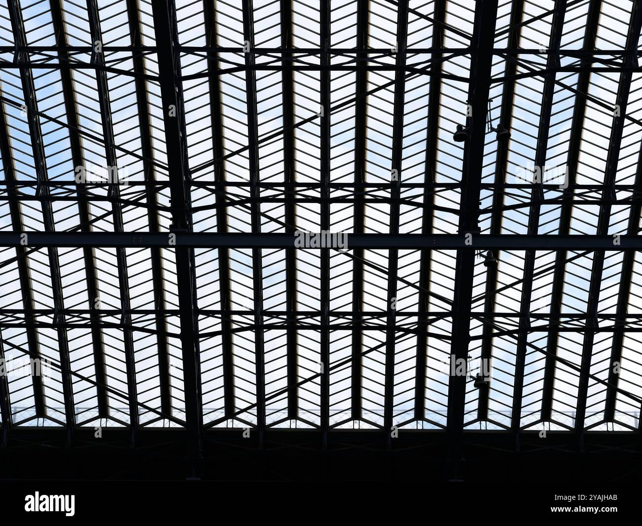 Glass roof st pancras railway hi-res stock photography and images - Alamy