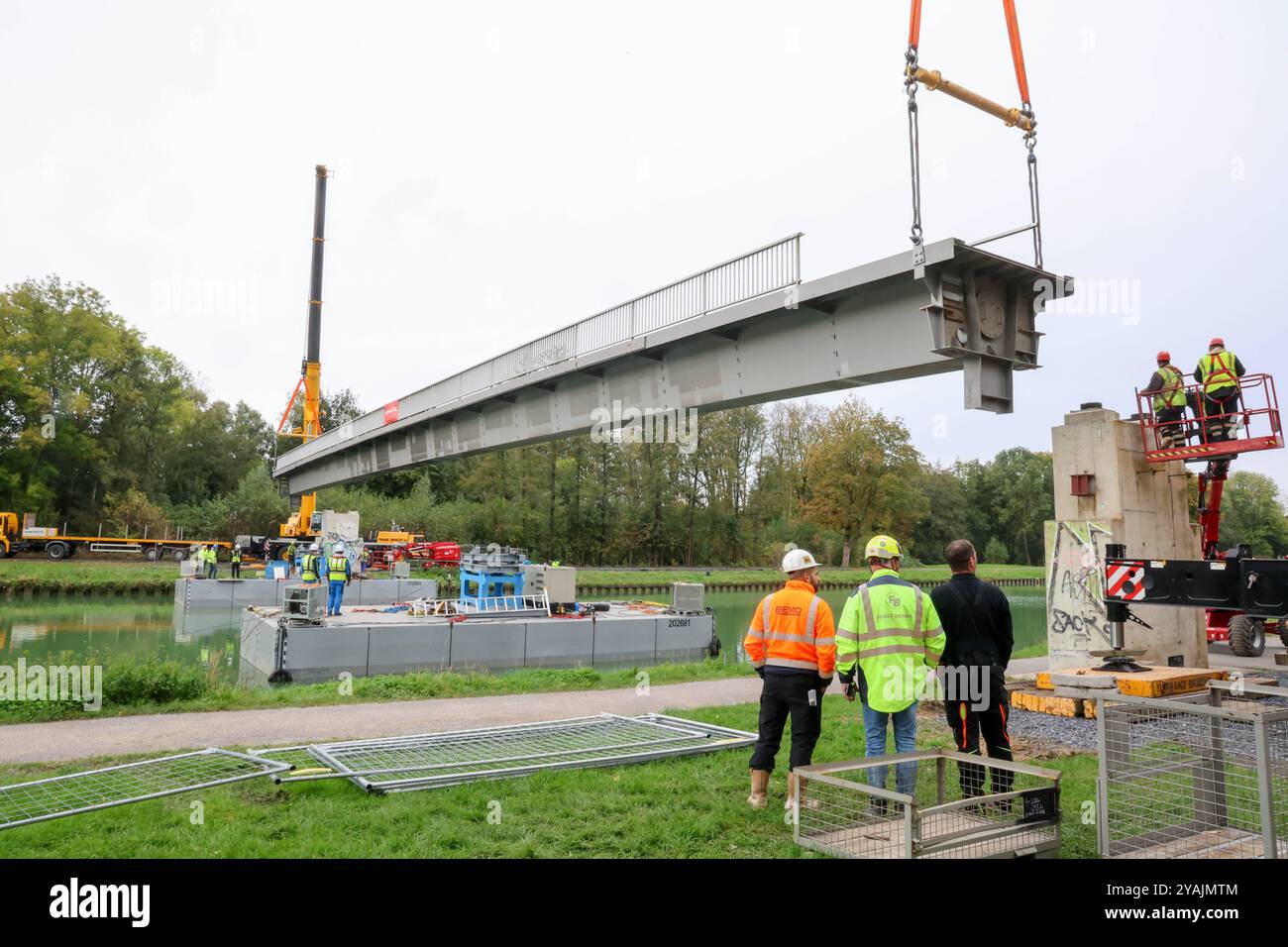 Baustelle Dortmund-Ems-Kanal. Fußgängerbrücke, Behelfsbrücke wird ...