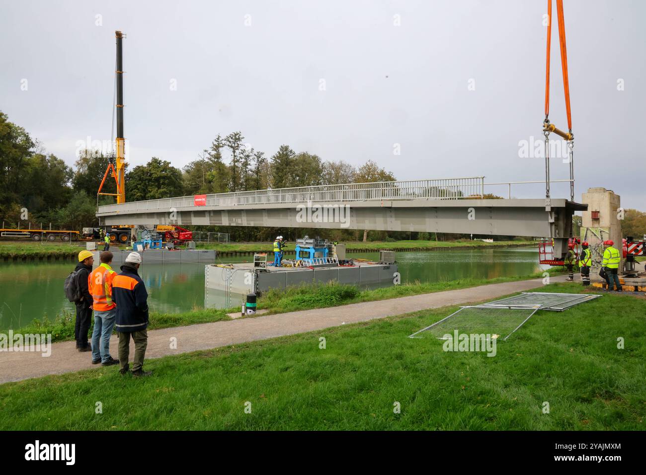 Baustelle Dortmund-Ems-Kanal. Fußgängerbrücke, Behelfsbrücke wird ...