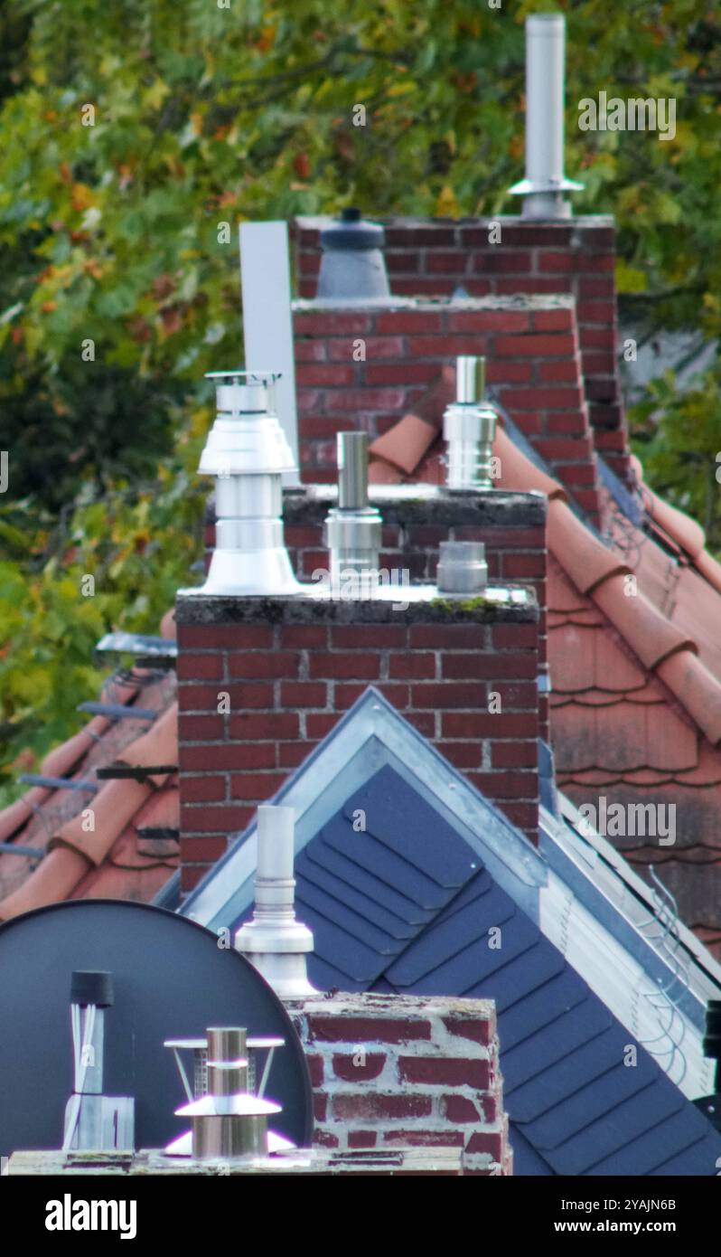 Heizung GER, 202104, Symbolbild, Heizung, Dächer mit Schornsteinen am ...