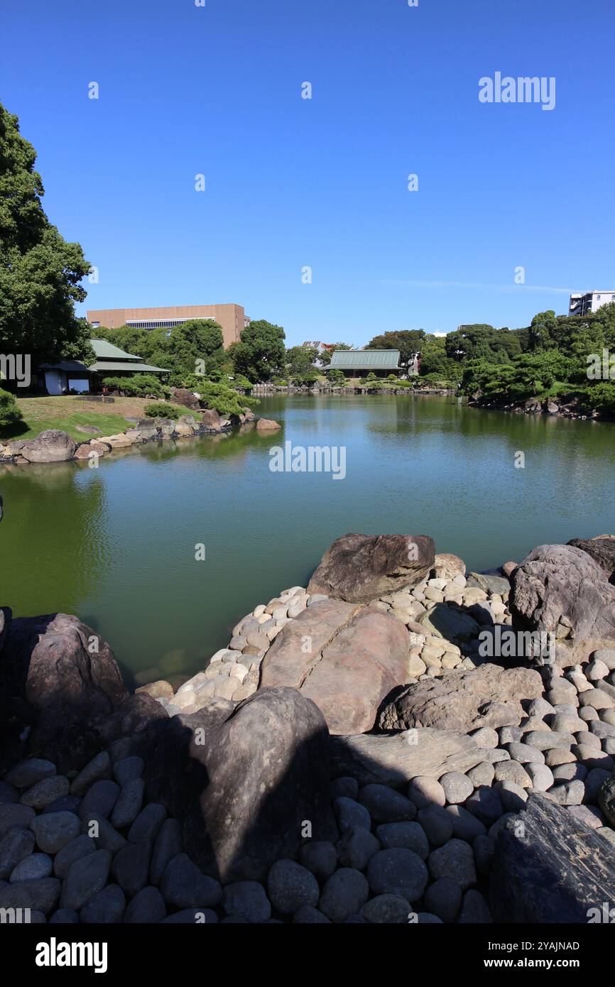 Taisho Kinenkan House and Dai-Sensui Pond in Kiyosumi Garden, Tokyo ...