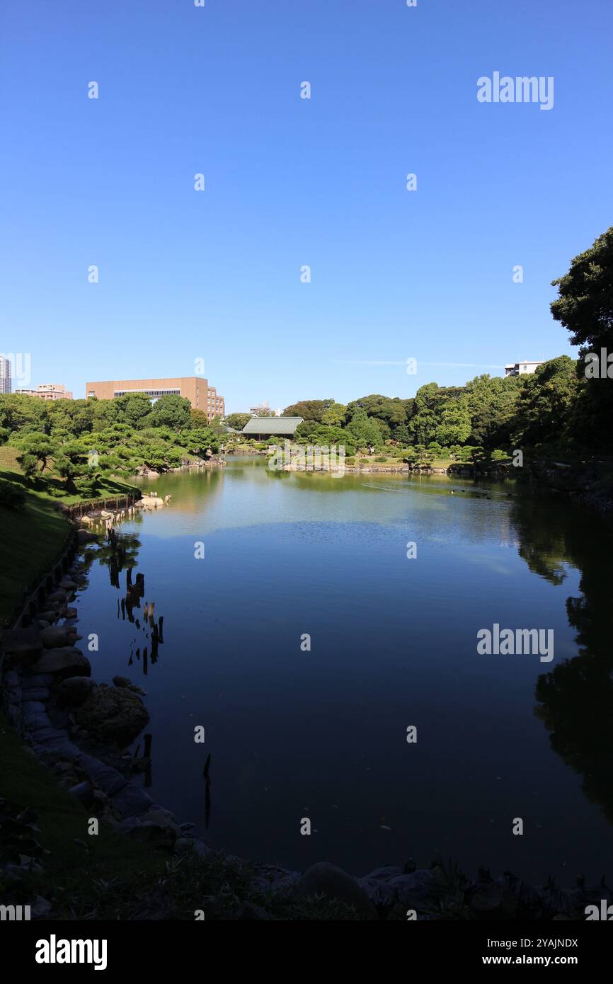 Taisho Kinenkan House and Dai-Sensui Pond in Kiyosumi Garden, Tokyo ...