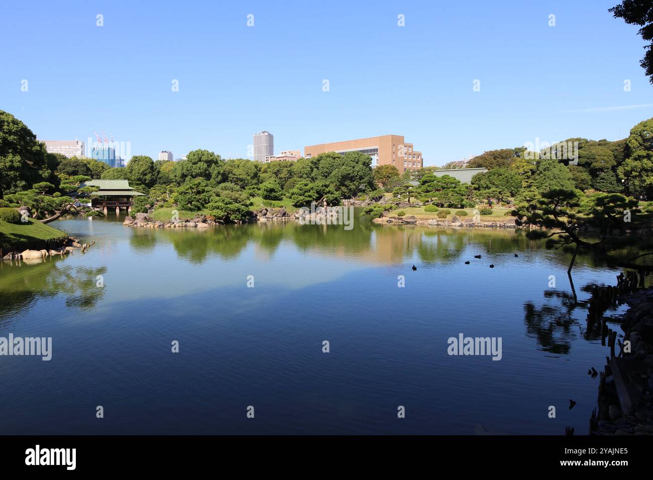 Ryotei House and Dai-Sensui Pond in Kiyosumi Garden, Tokyo, Japan Stock ...