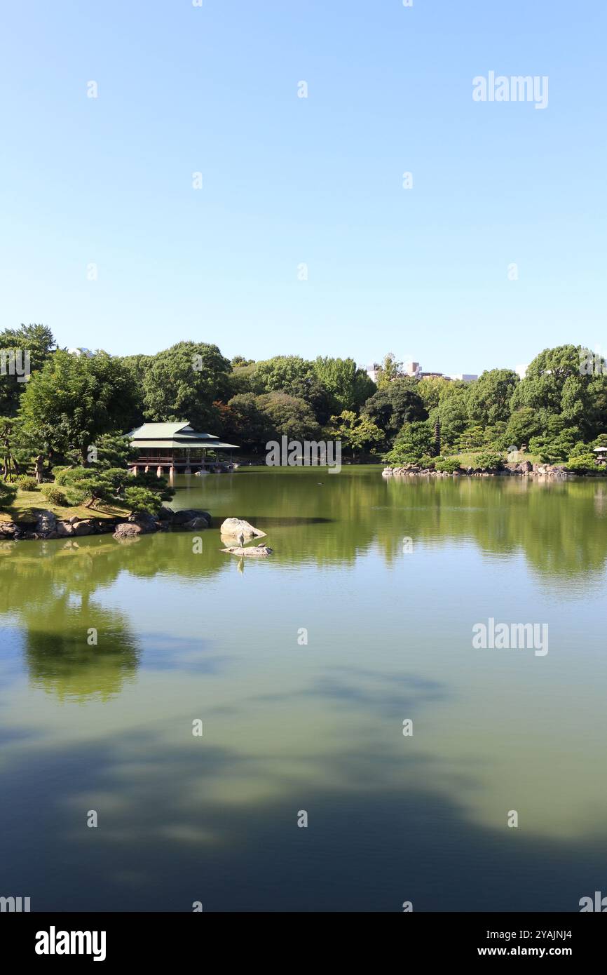 Ryotei House and Dai-Sensui Pond in Kiyosumi Garden, Tokyo, Japan Stock ...