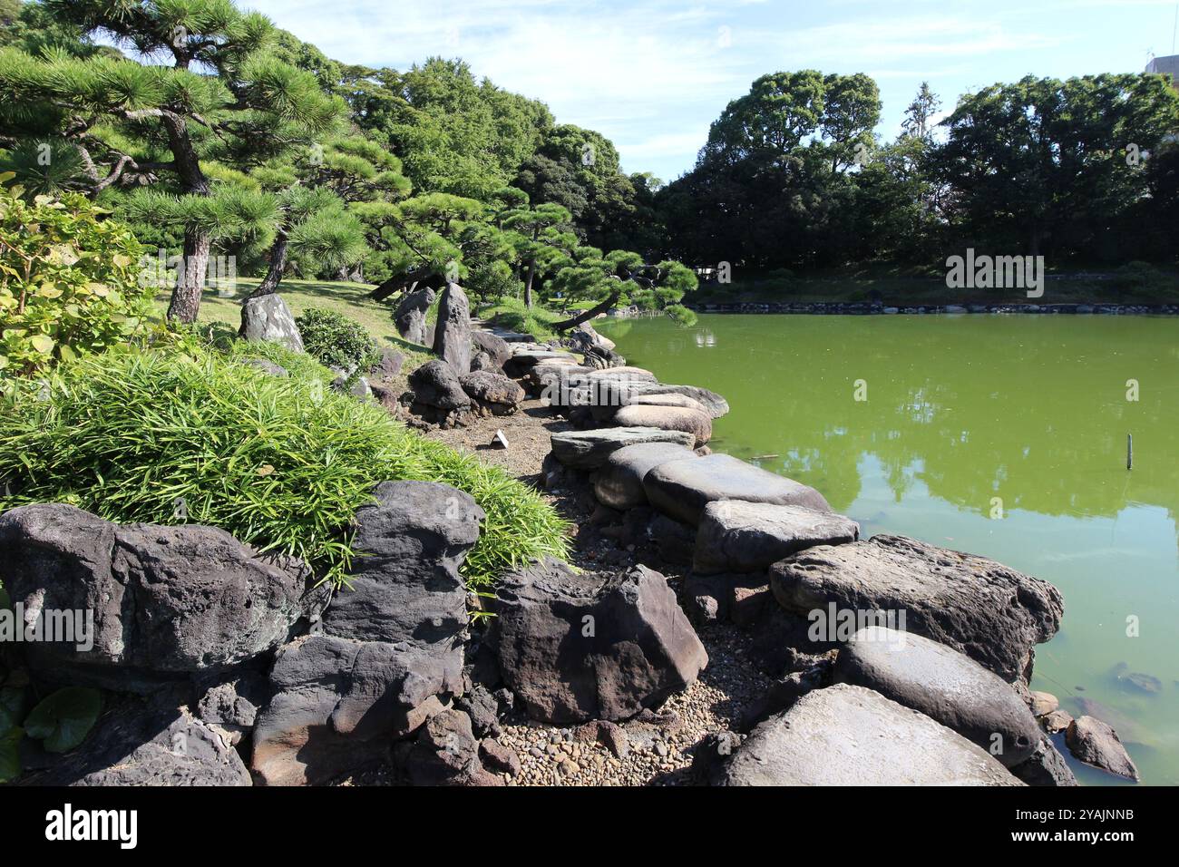 Iso-watari (step stones) and Dai-Sensui Pond in Kiyosumi Garden, Tokyo ...