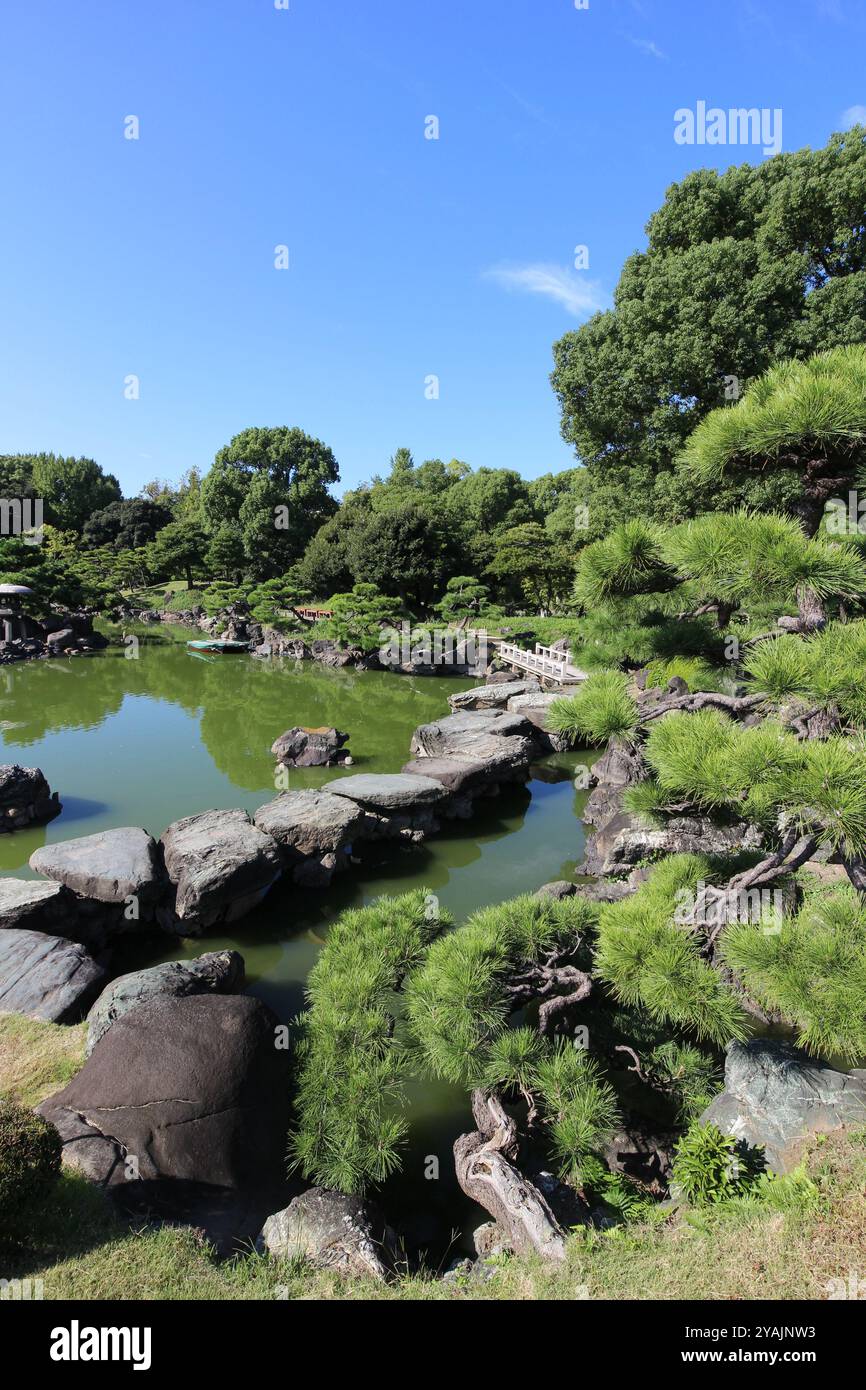 Iso-watari (step stones) and Dai-Sensui Pond in Kiyosumi Garden, Tokyo ...