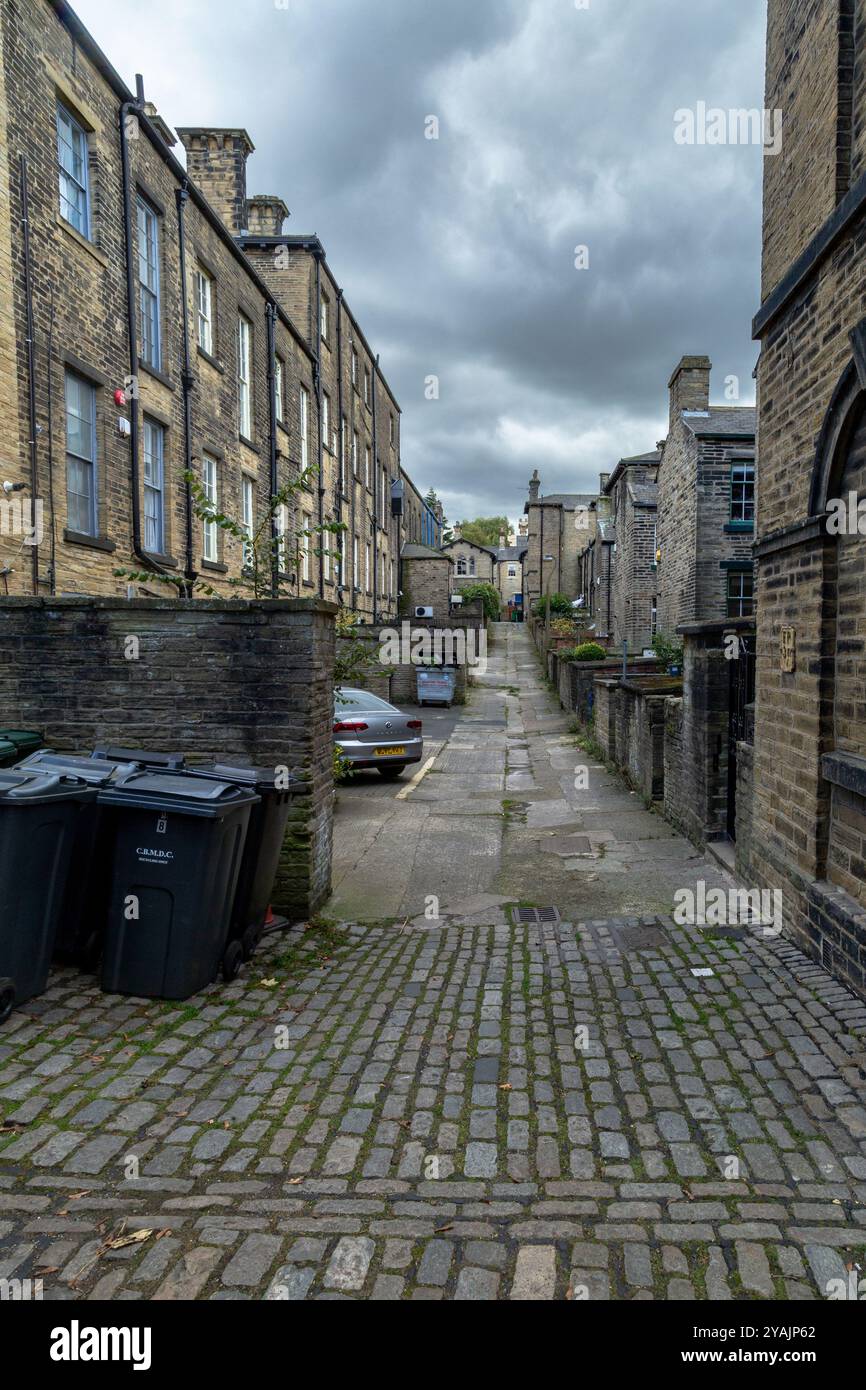 An alleyway (ginnel, snicket, passageway, backstreet) between rows of ...