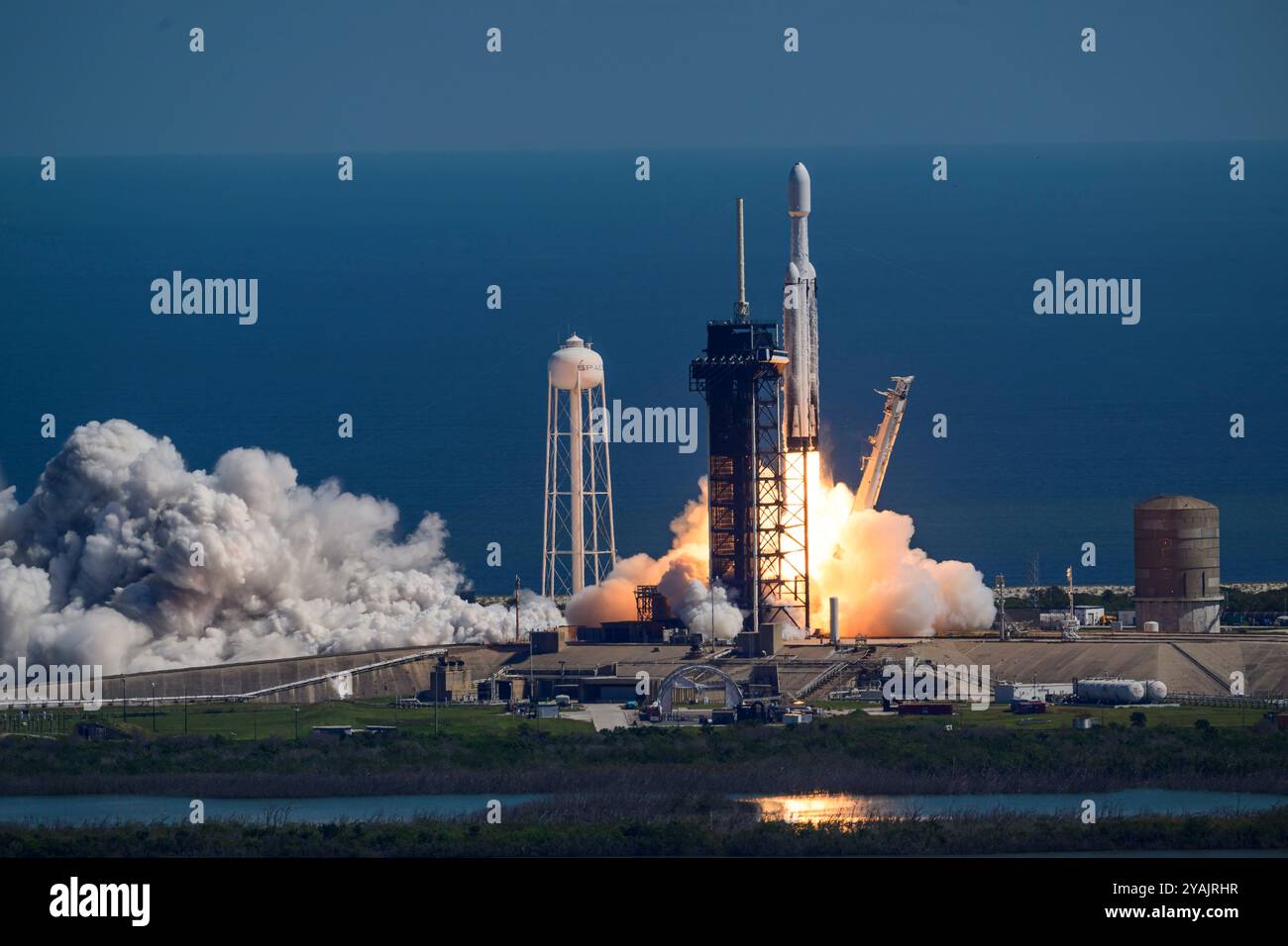 Merritt Island, Florida, USA. 14th Oct, 2024. A SpaceX Falcon Heavy ...