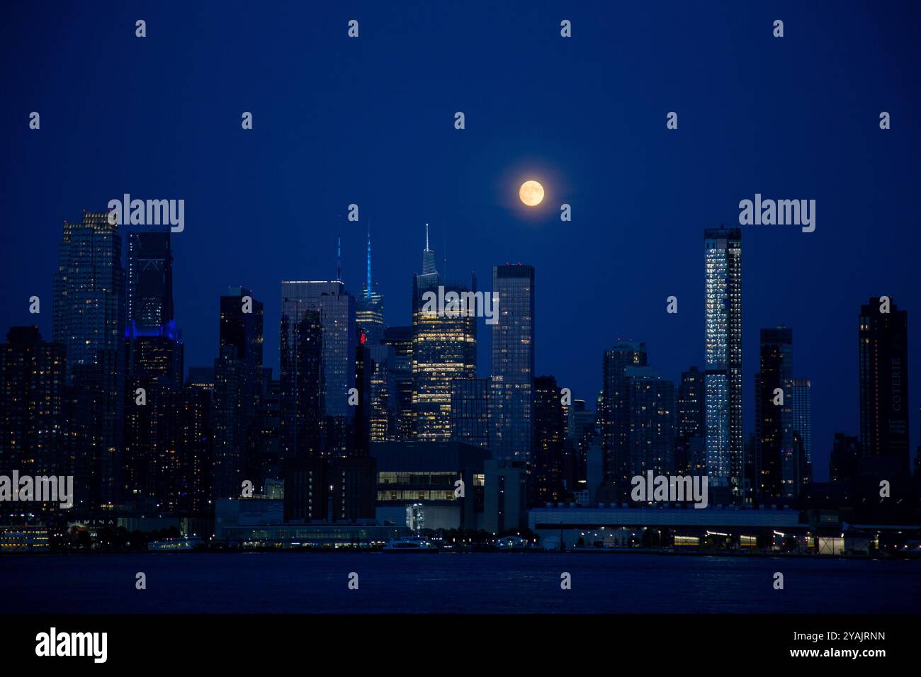 New york skyline night moon hi-res stock photography and images - Alamy