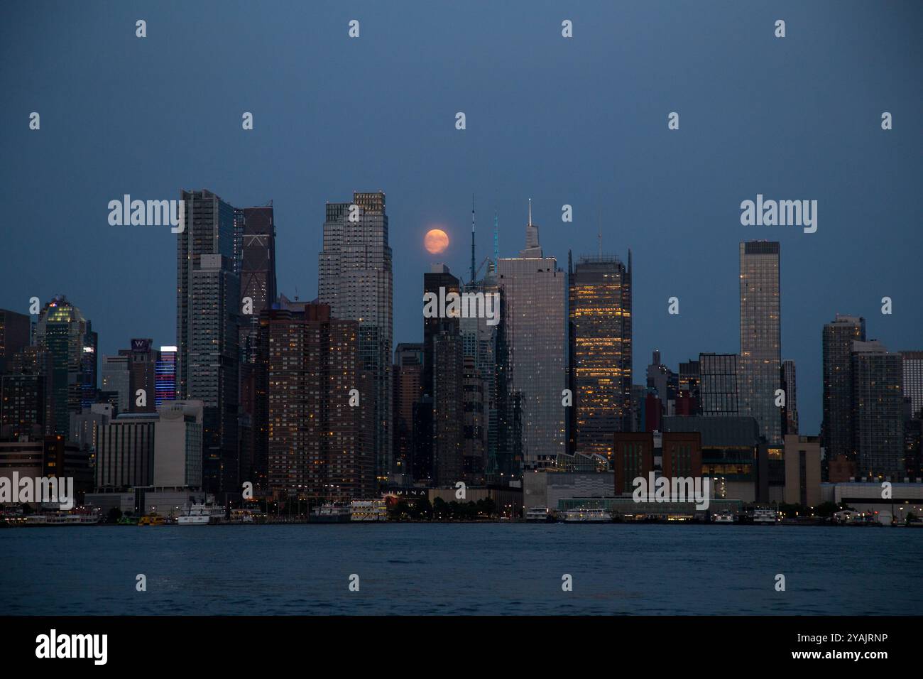 New york skyline night moon hi-res stock photography and images - Alamy