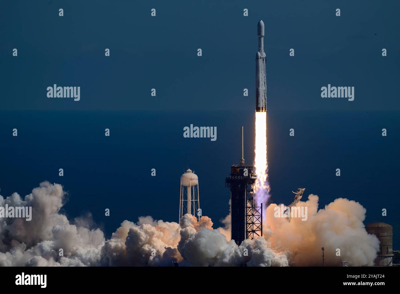 Merritt Island, Florida, USA. 14th Oct, 2024. A SpaceX Falcon Heavy ...