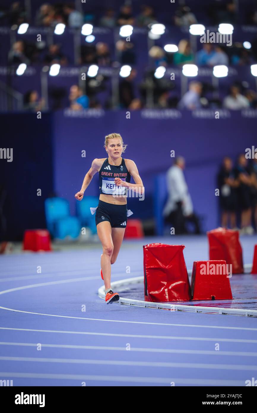 Megan Keith participating in the 10.000 meters at the Paris 2024 ...