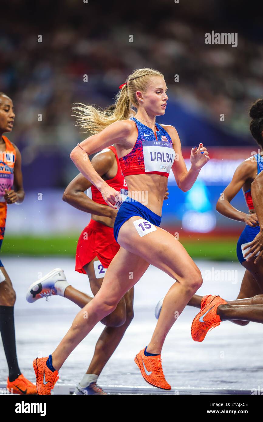 Parker Valby participating in the 10.000 meters at the Paris 2024 ...