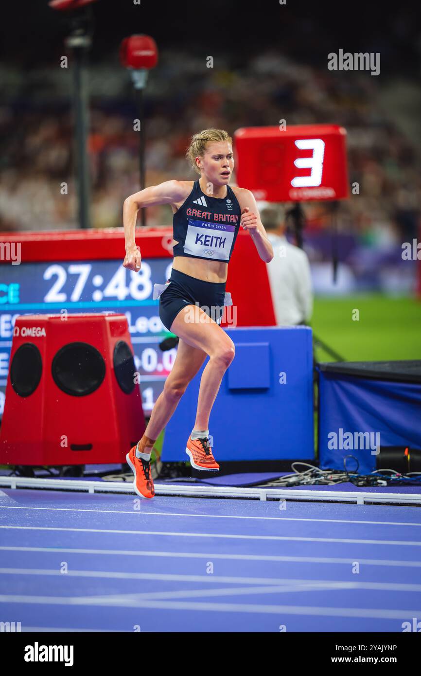 Megan Keith participating in the 10.000 meters at the Paris 2024 ...