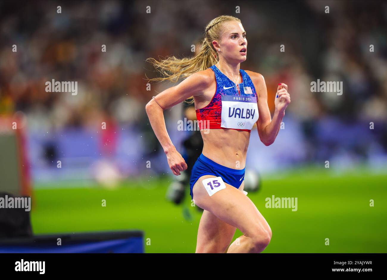 Parker Valby participating in the 10.000 meters at the Paris 2024 ...