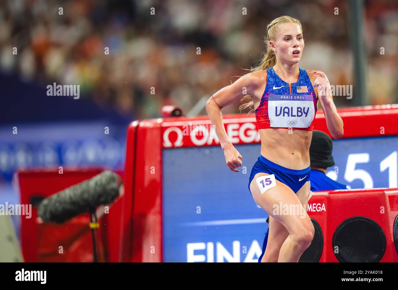 Parker Valby participating in the 10.000 meters at the Paris 2024 ...