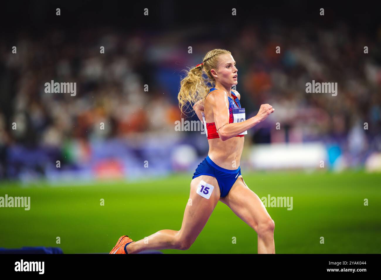 Parker Valby participating in the 10.000 meters at the Paris 2024 ...