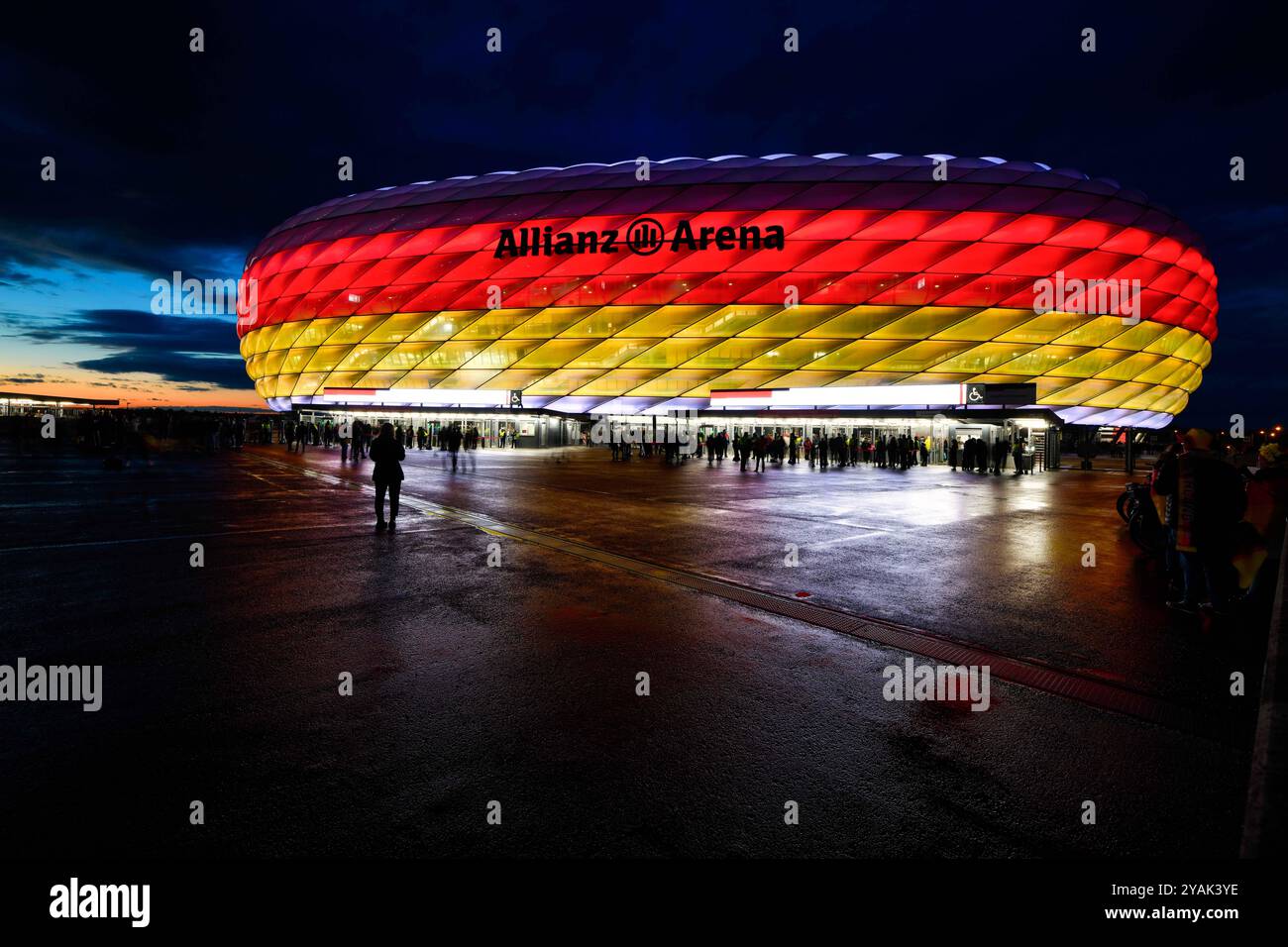 vor Spielbeginn: Nachtaufnahme Uebersicht Allianz Arena illuminiert ...