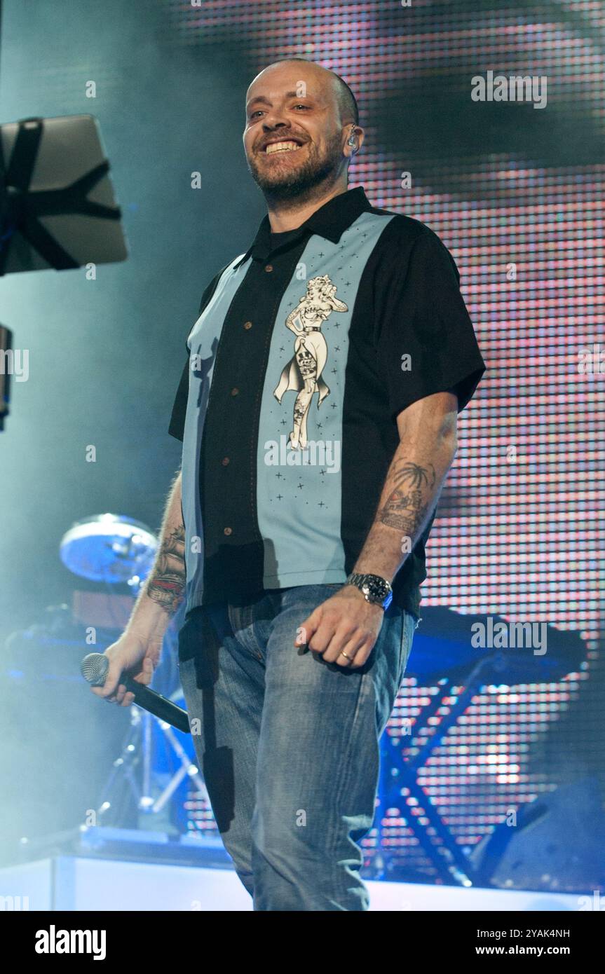 Max pezzali immagini 2011 hi-res stock photography and images - Alamy