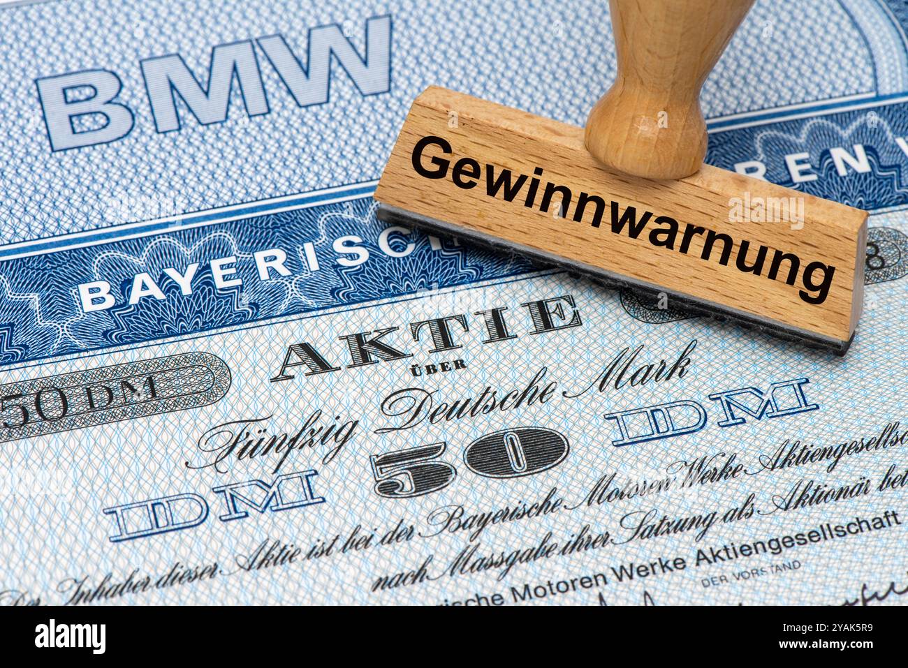 Gewinnwarnung für BMW Ein Holzstempel ist beschriftet mit dem Aufdruck ...