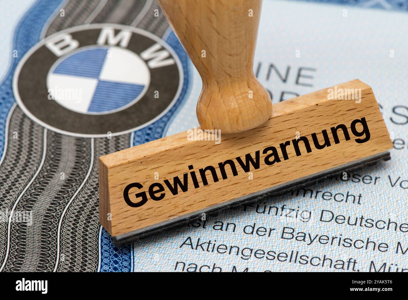 Gewinnwarnung für BMW Ein Holzstempel ist beschriftet mit dem Aufdruck ...