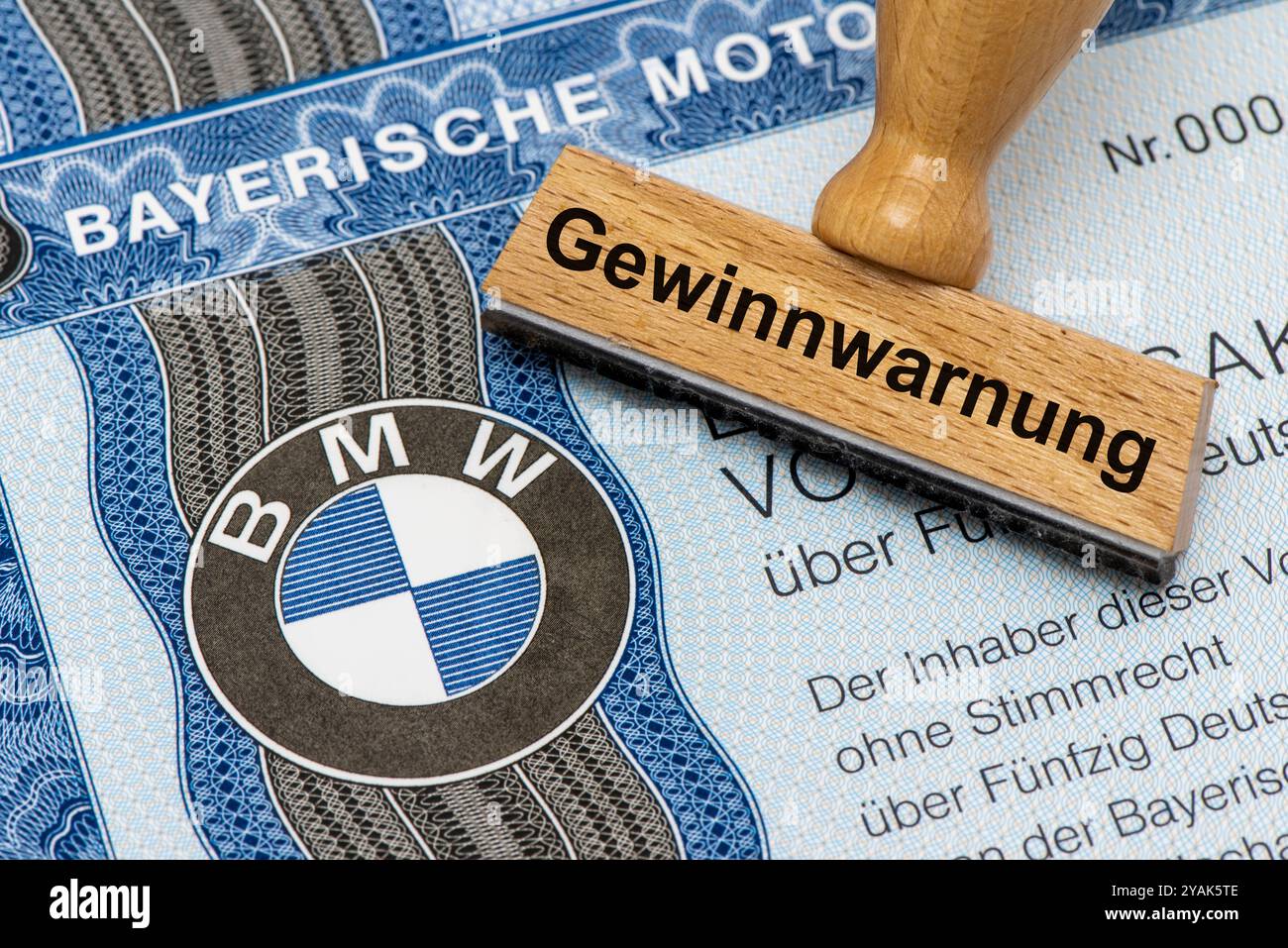 Gewinnwarnung für BMW Ein Holzstempel ist beschriftet mit dem Aufdruck ...