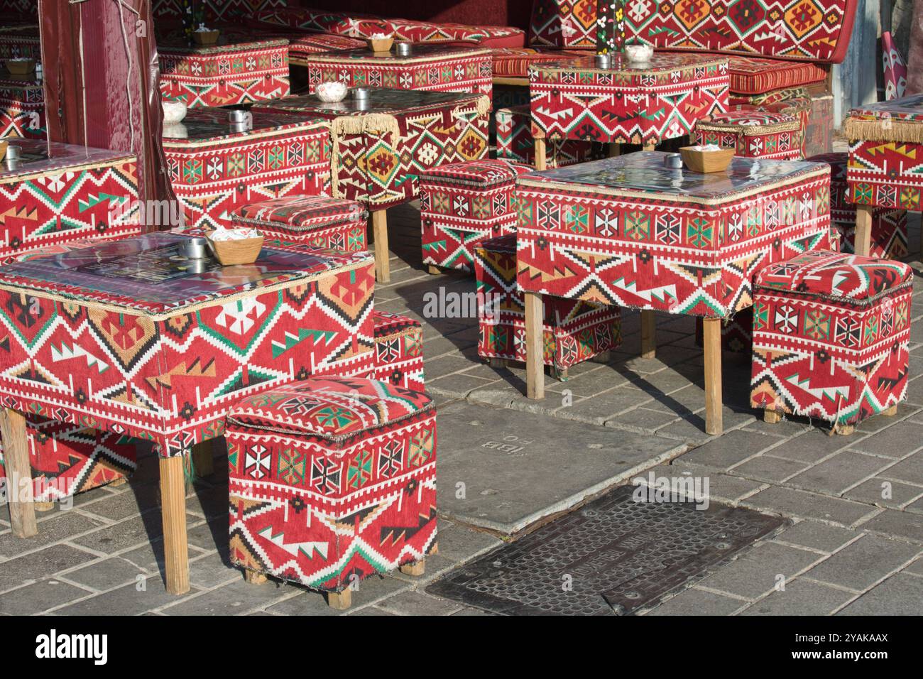 Shop tables hi-res stock photography and images - Alamy