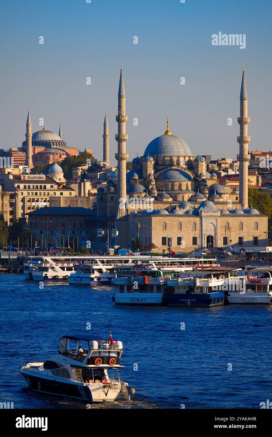 Golden mosques hi-res stock photography and images - Alamy