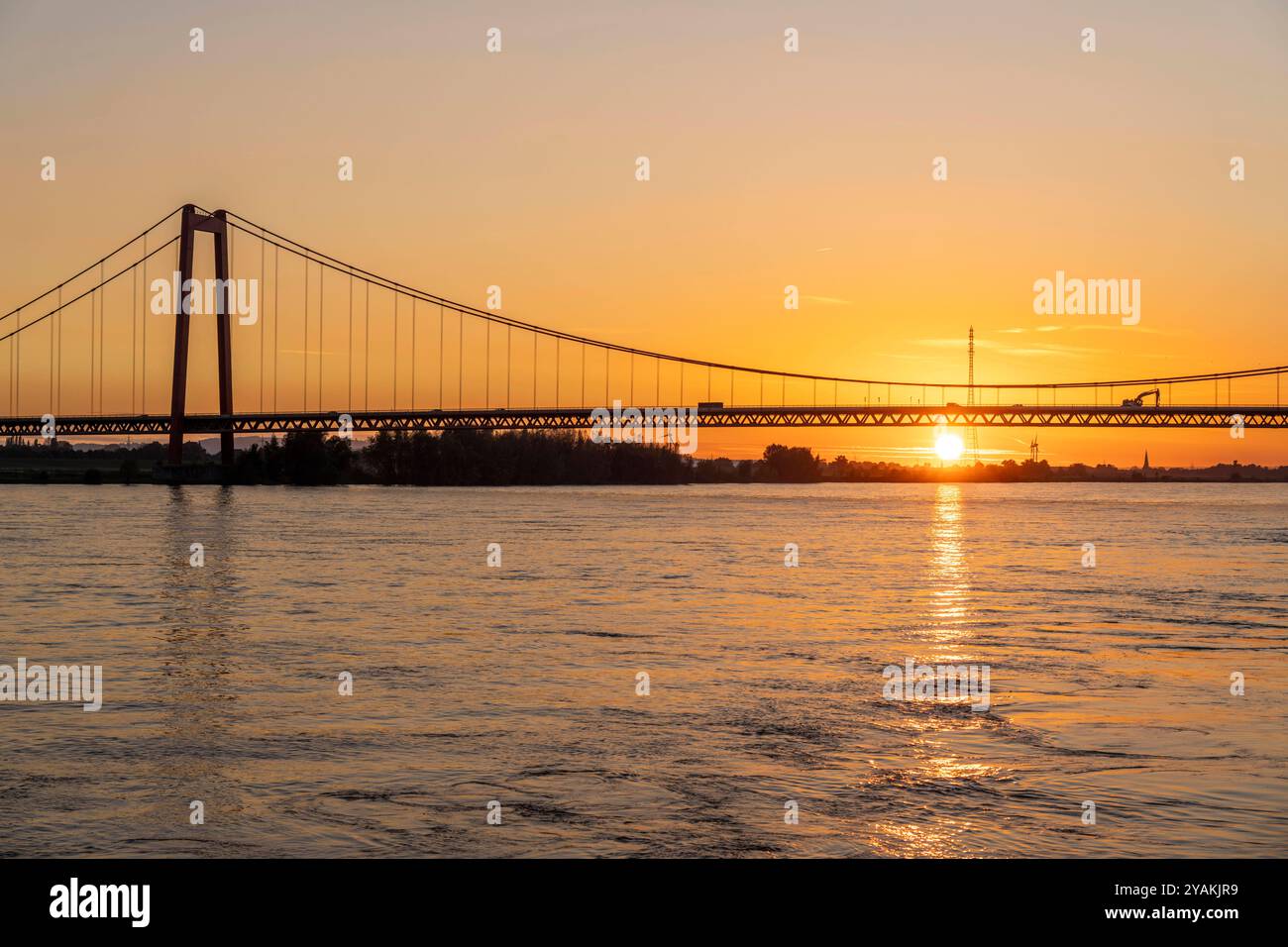 Die Rheinbrücke Emmerich, Bundesstraße B220, Abendlicht, mit 803 m die ...