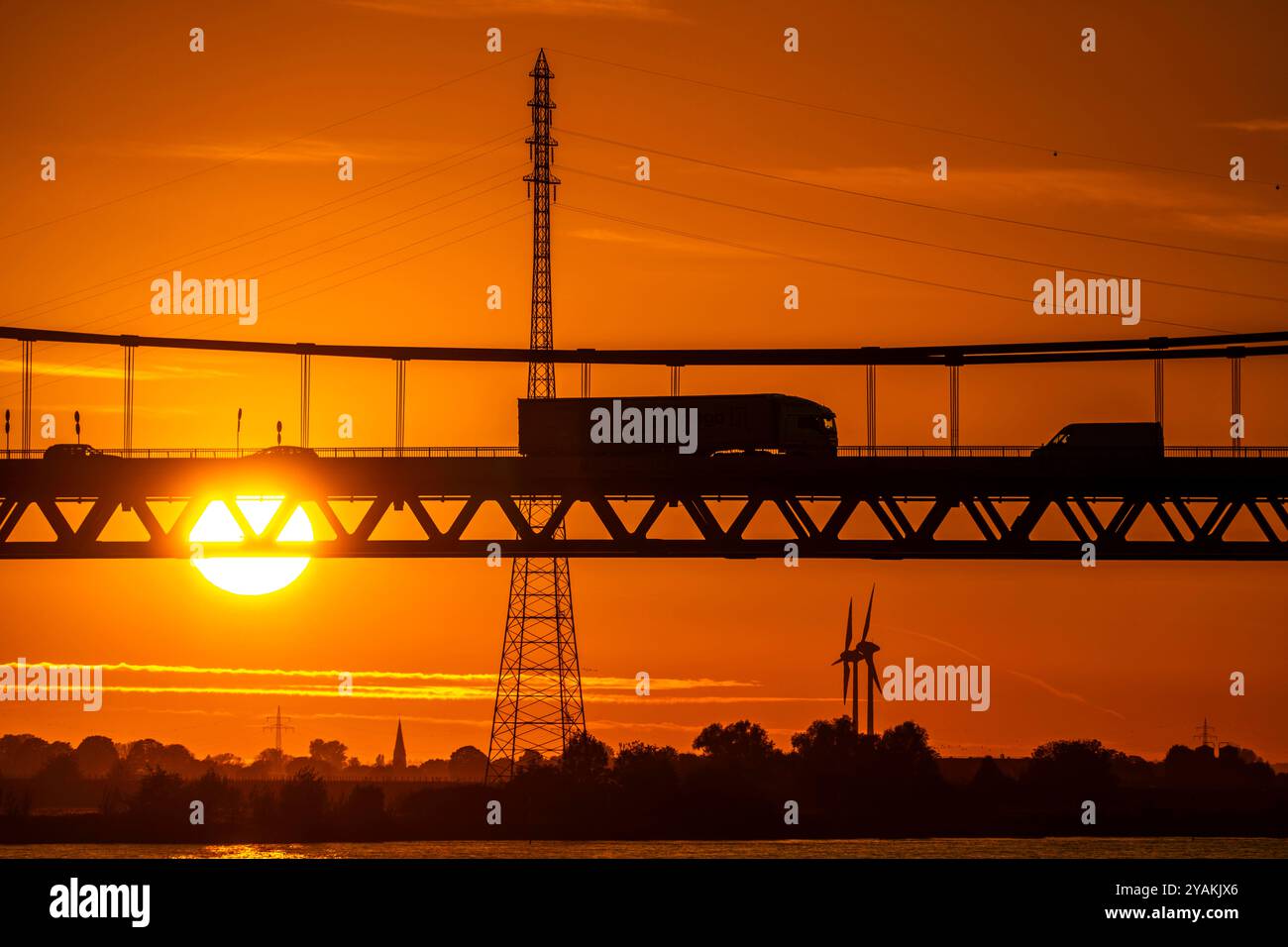 Verkehr auf der Rheinbrücke Emmerich, Bundesstraße B220, Abendlicht ...