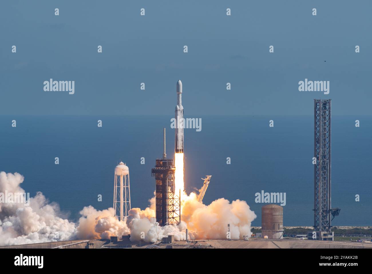 Vehicle assembly building roof hi-res stock photography and images - Alamy