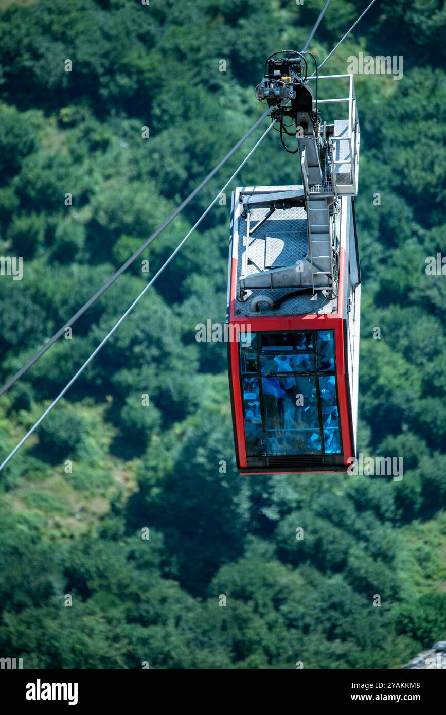 Cable car edge cliff hi-res stock photography and images - Alamy
