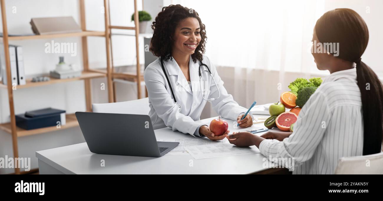Happy nutritionist giving consultation to patient about healthy feeding ...