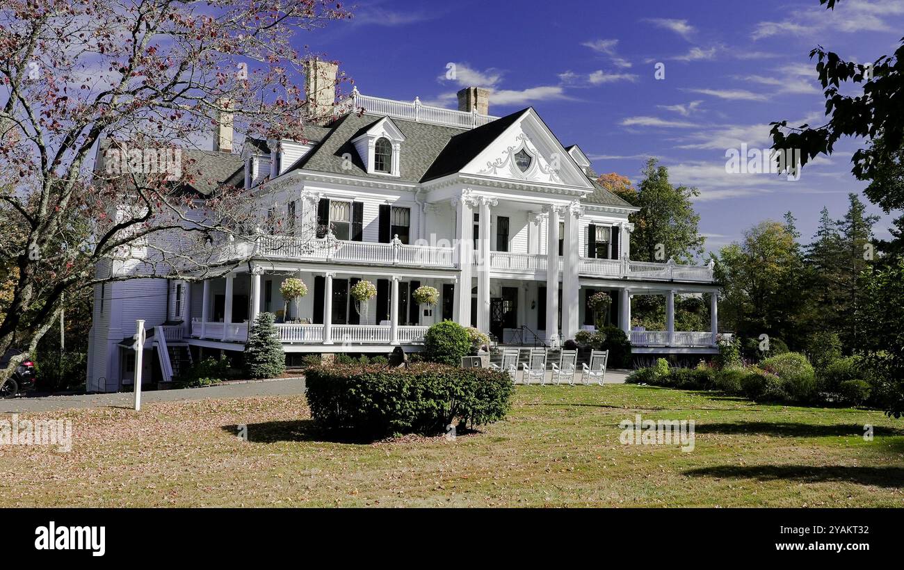 RIDGEFIELD, CT, USA - OCTOBER 12, 2024: Lounsbury House, formerly known ...