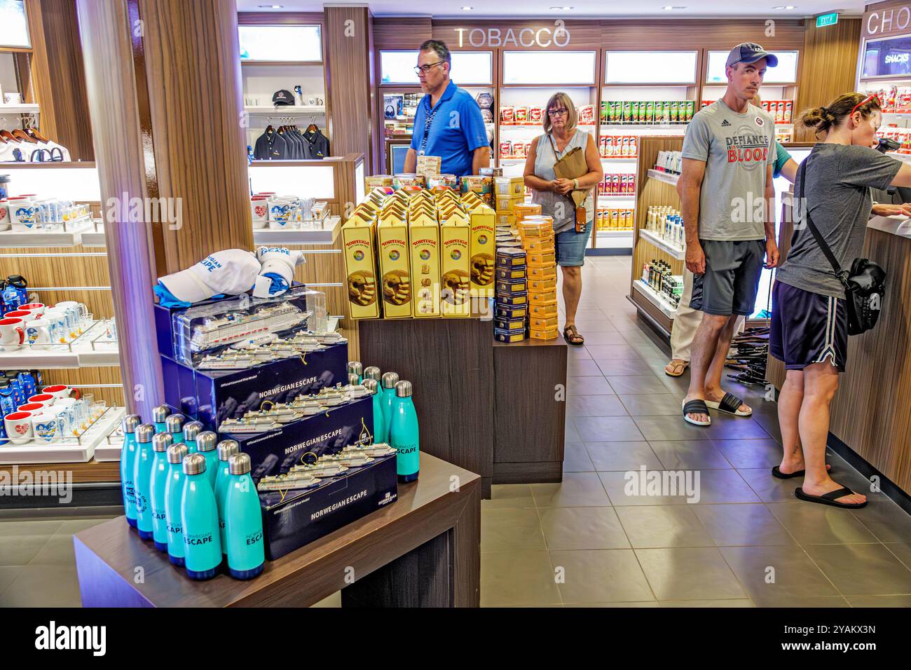 Passengers men couples shopping hi-res stock photography and images - Alamy