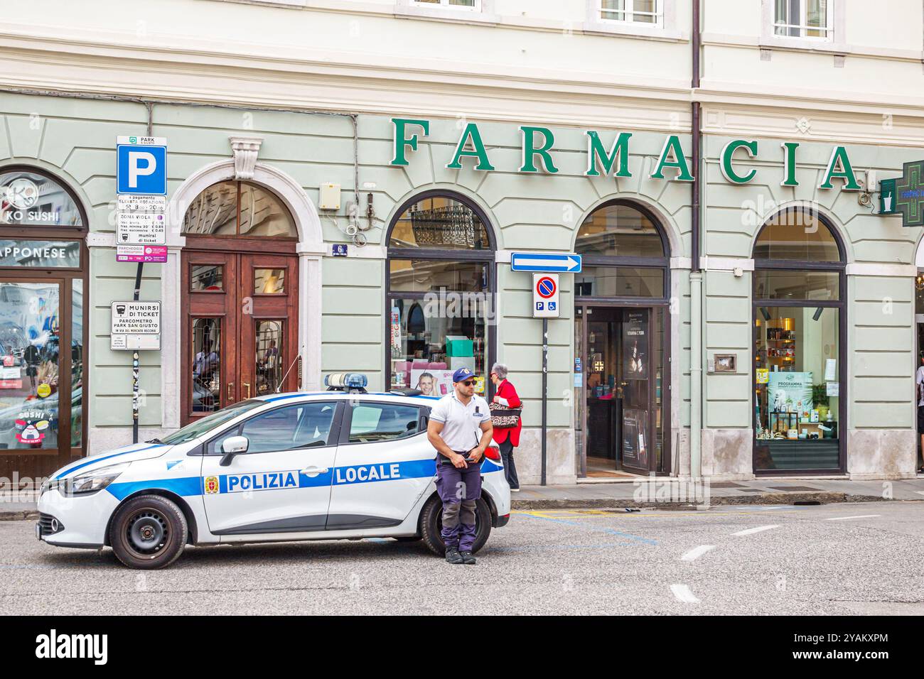 Farmacia car hi-res stock photography and images - Alamy
