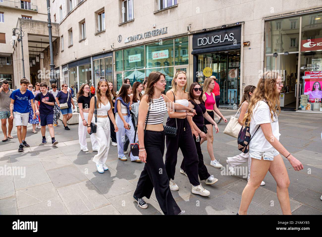 Teen students walking hi-res stock photography and images - Alamy