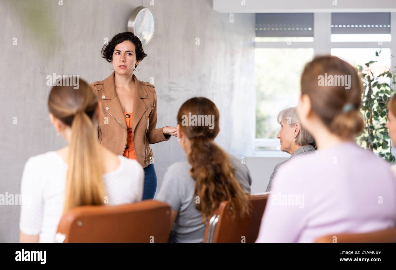 Lecturer gives business lecture hi-res stock photography and images - Alamy