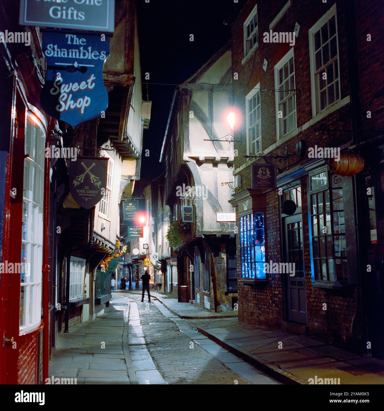Back alley york hi-res stock photography and images - Alamy