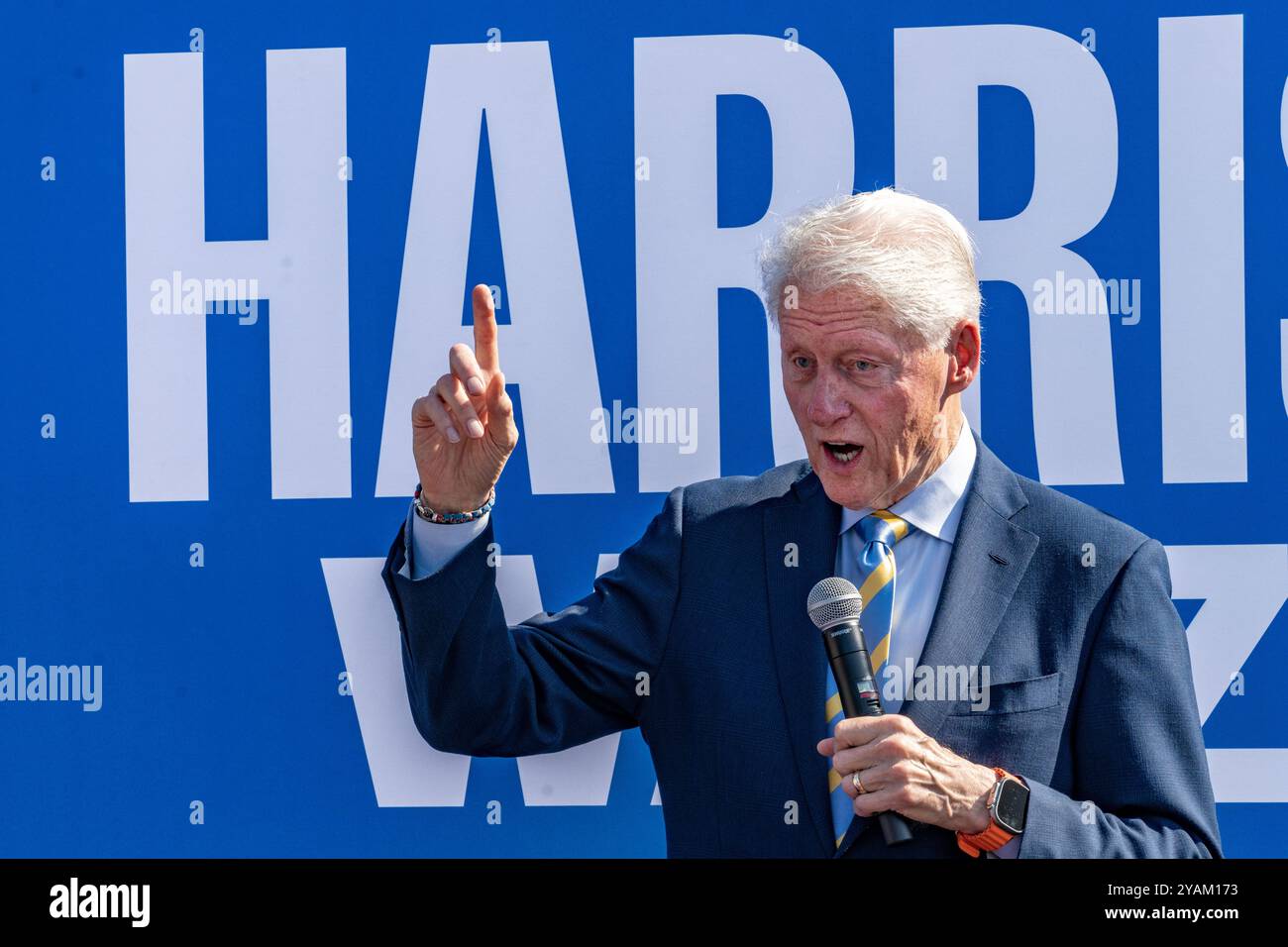 Tim walz kamala harris hi-res stock photography and images - Alamy