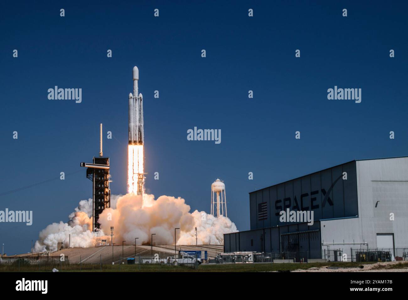 Merritt Island, Florida, USA. 14th Oct, 2024. A SpaceX Falcon Heavy ...
