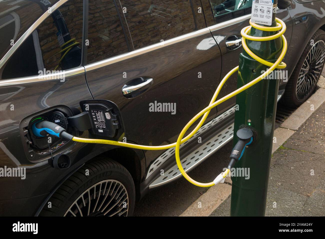 Lamppost electric vehicle charging hi-res stock photography and images ...