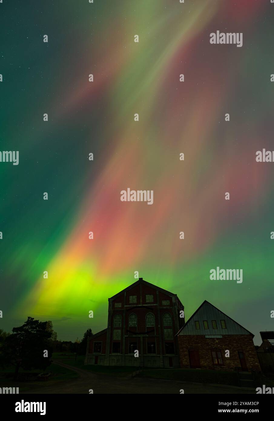 Sheets of brilliant green and red Northern Lights (Aurora Borealis) in ...