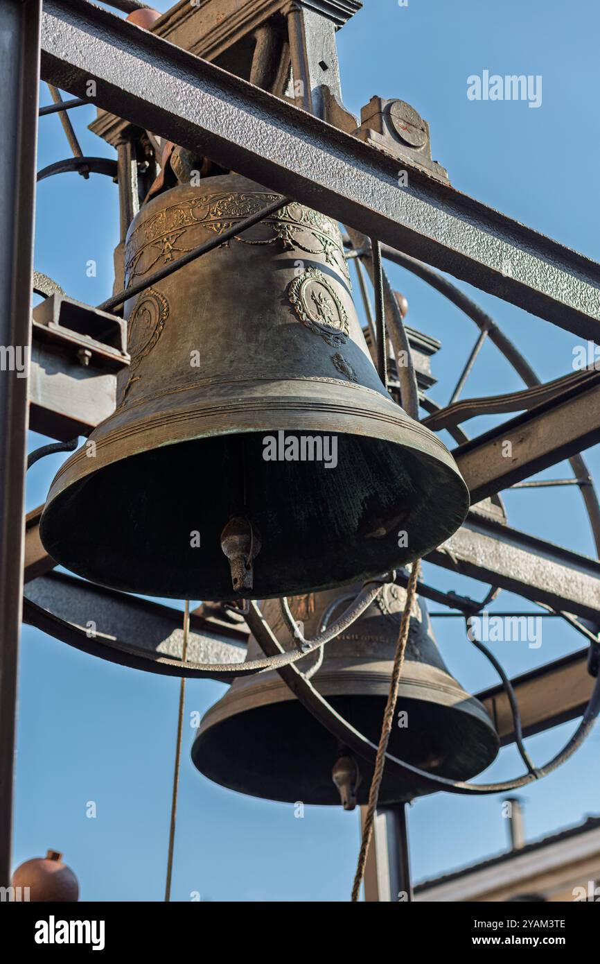 Large bronze bell ringing hi-res stock photography and images - Alamy