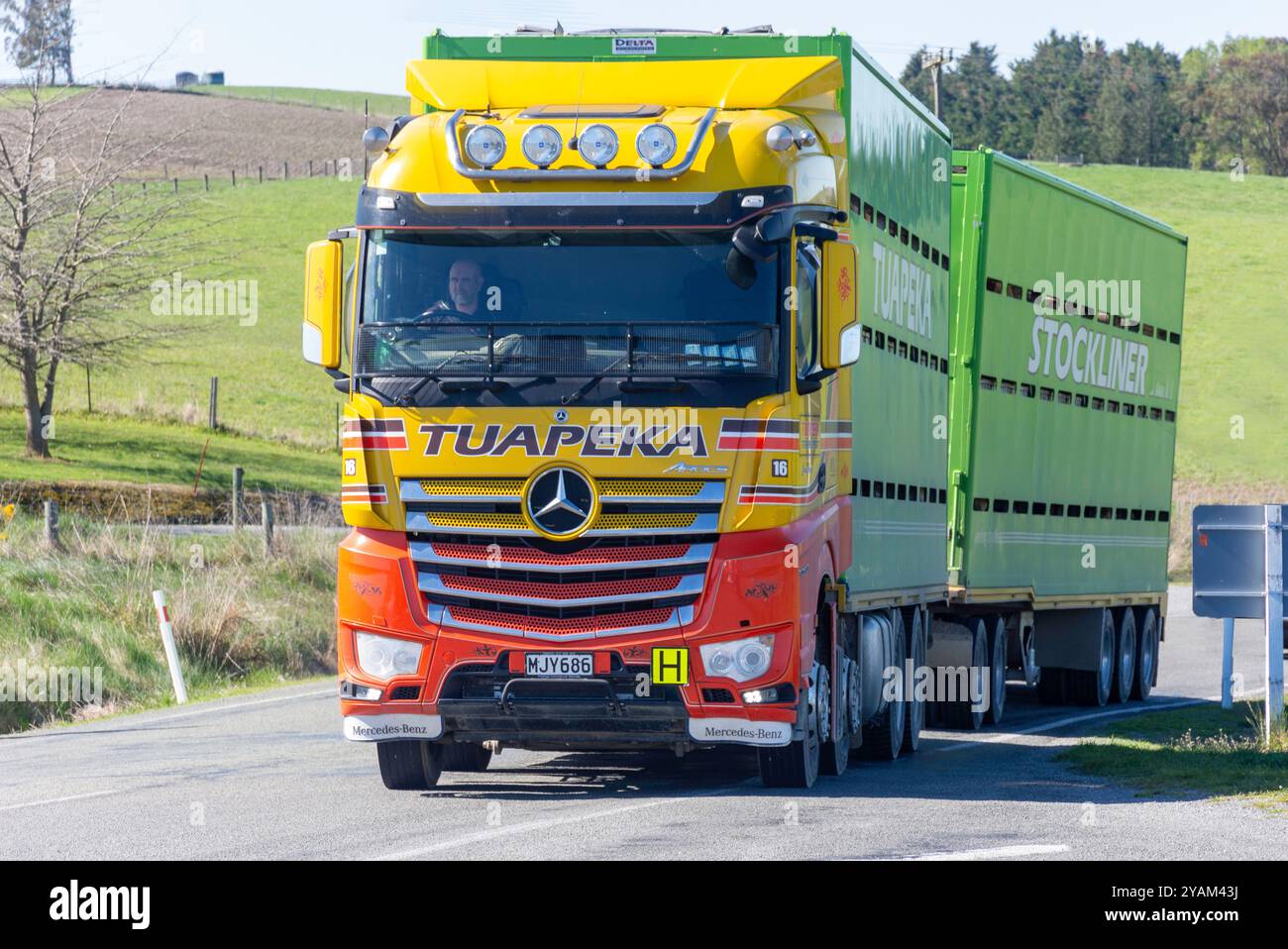 Tuapeka Transport Stockliner Mack livestock truck on Fairlie-Geraldine ...
