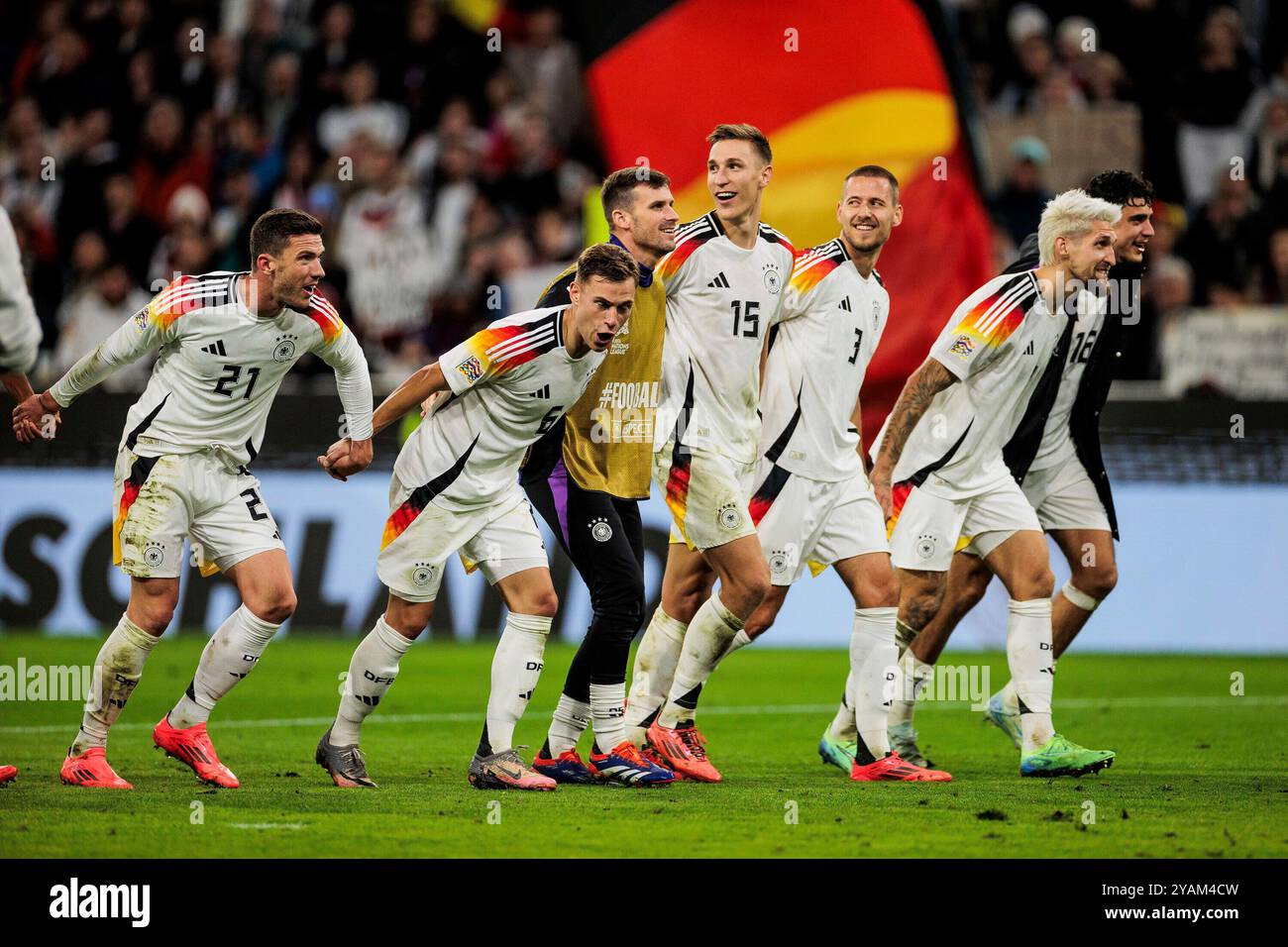 Die deutsche Nationalmannschaft feiert den Sieg mit Laolawelle Robin ...
