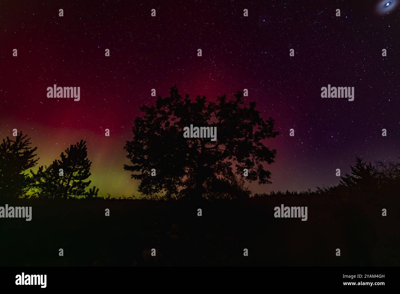 Falling stars northern lights aurora hi-res stock photography and ...