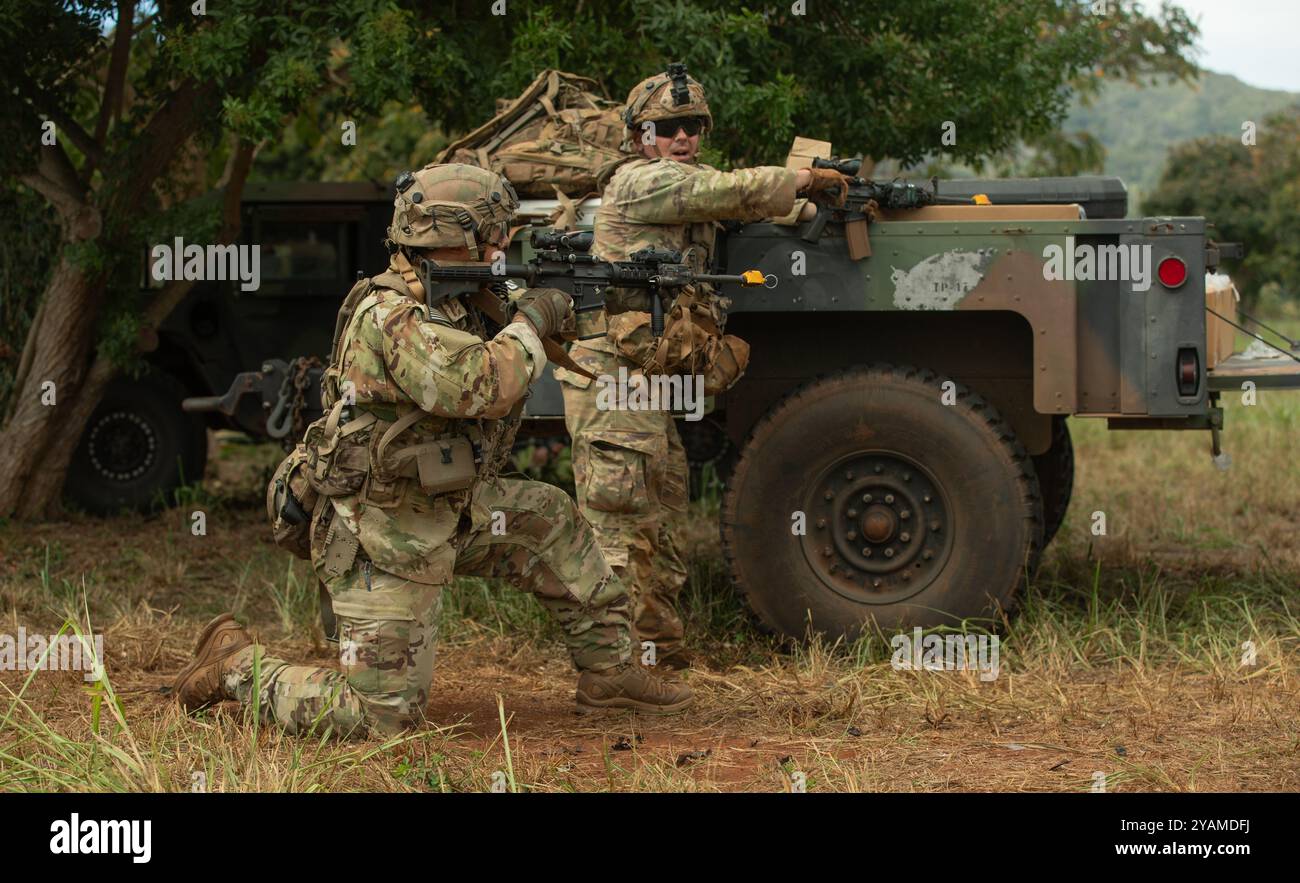 U.S. Army Soldiers assigned to the Echo Company, Forward Support ...