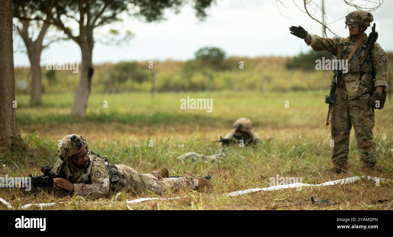 U.S. Army Soldiers assigned to the Echo Company, Forward Support ...