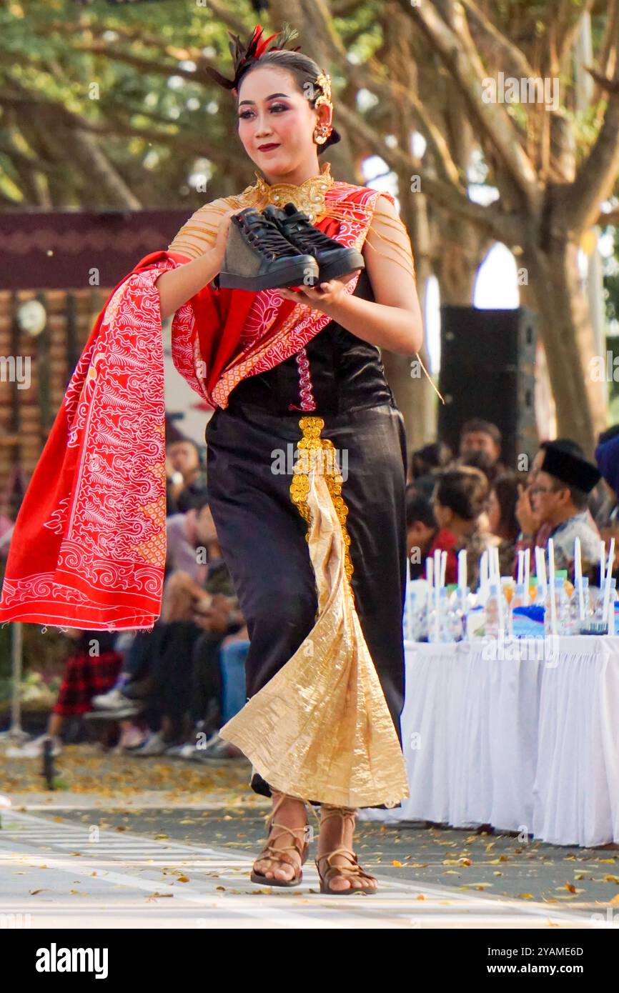 The Second Kediri Fashion Batik Festival "Kadhiri Tutur Wikara" in ...